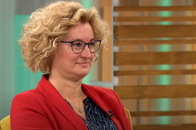 Dekanica sklona aferama šokirala novom: Dala se naslikati za 12.000 ...