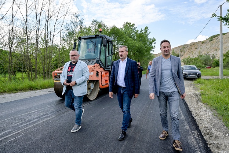 Župan Stričak posjetio Općinu Ljubešćica i u pratnji načelnika Horvatića obišao radove na ...