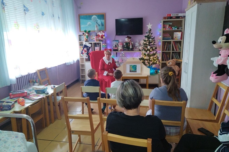 Baka Mraz svojim pričama razveselila male pacijente na Odjelu za dječju ...