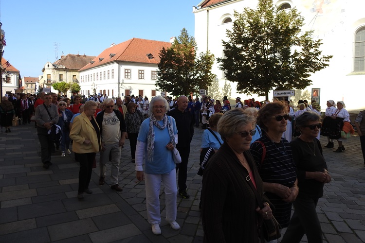FOTO: Varaždinski umirovljenici mimohodom obilježili Međunarodni dan starijih osoba - Sjever.hr ...